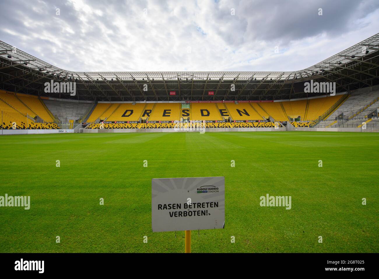 Dresden, Germany. 21st July, 2021. Soccer: 2. Bundesliga, SG Dynamo ...