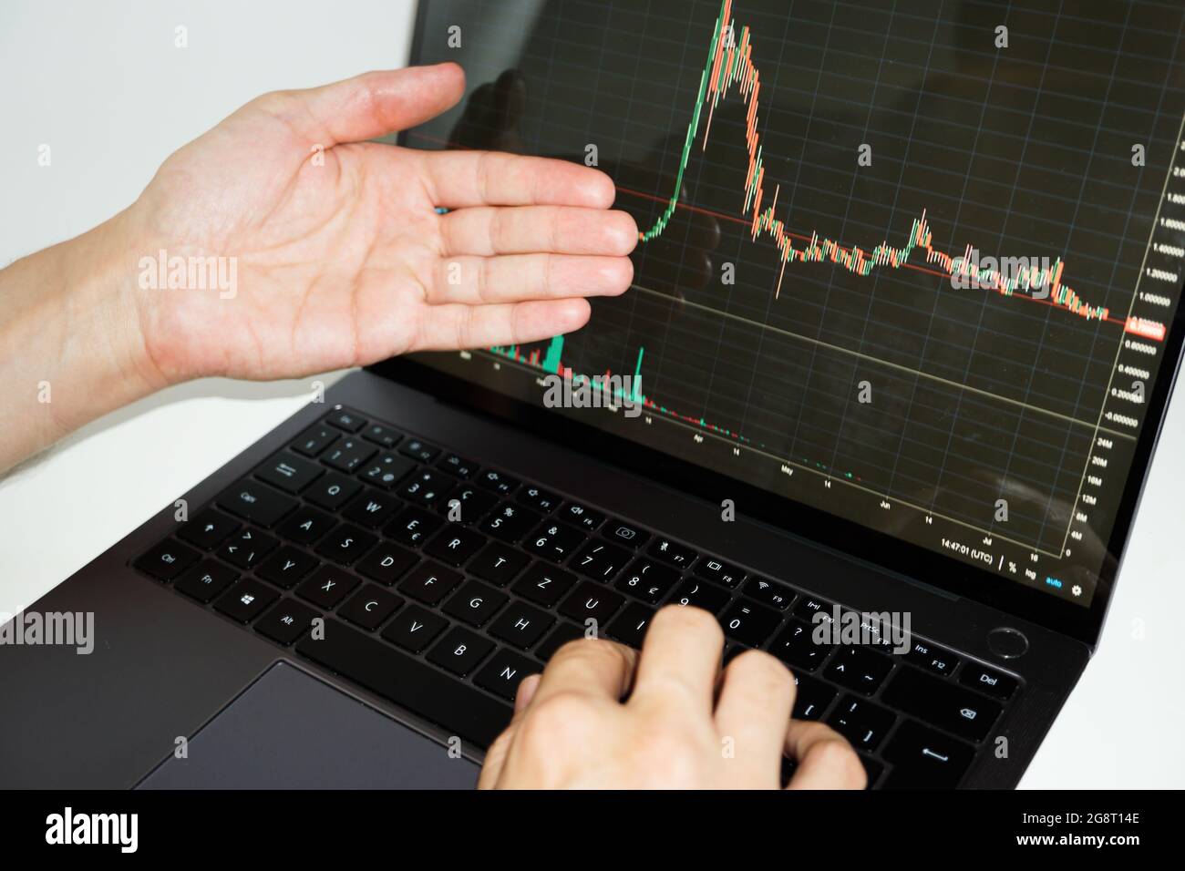 Man infront of computer screen hi-res stock photography and images - Alamy