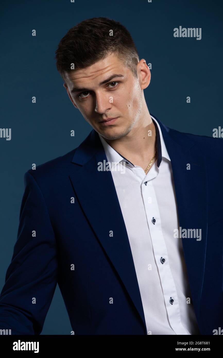 Unbuttoned suit jacket hi-res stock photography and images - Alamy