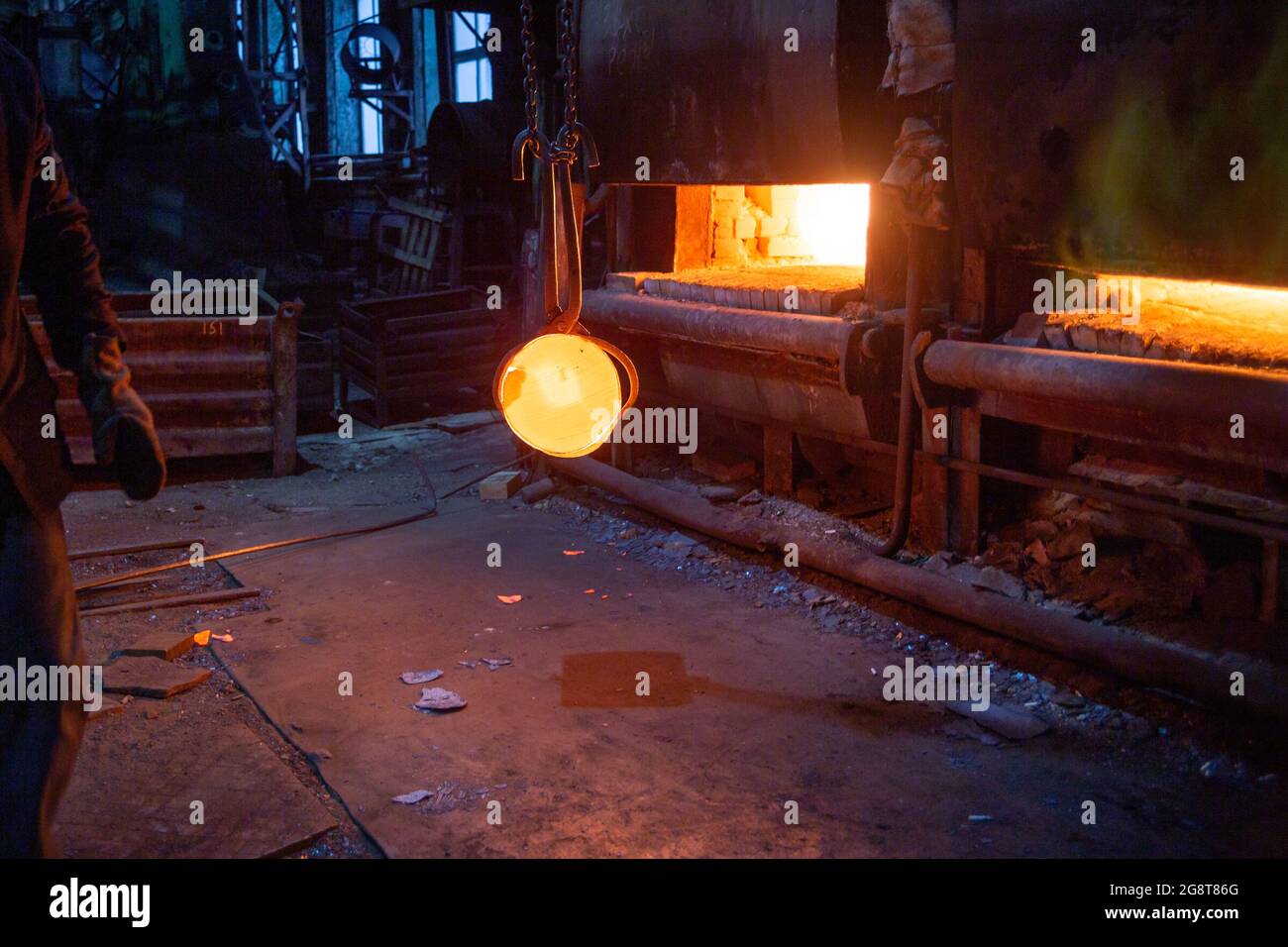 crane moving glowing hot metal workpiece with large self-tighting ...