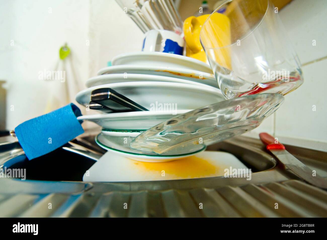 Dirty plates kitchen table hi-res stock photography and images - Alamy