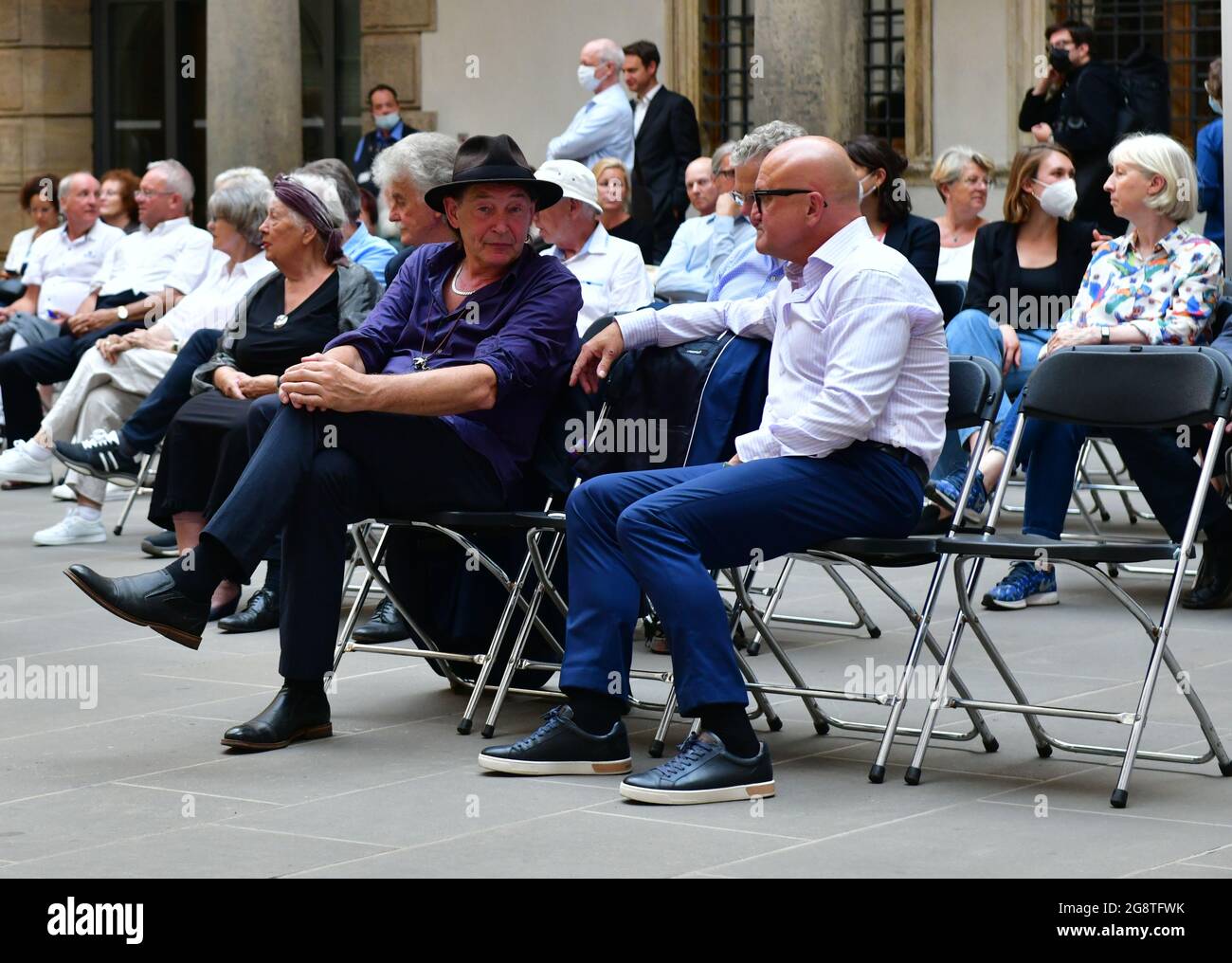 Holger John bei der Ausstellungseröffnung »Beuys zum Geburtstag | Linie ...
