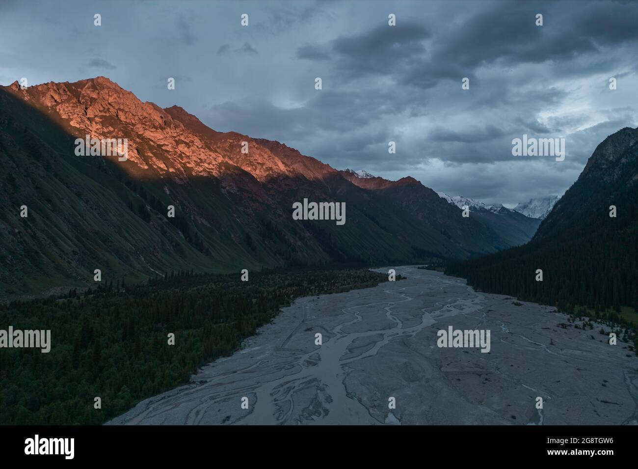 China xinjiang tianshan mountains hi-res stock photography and images ...