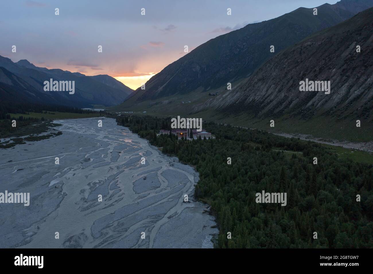 China xinjiang tianshan mountains hi-res stock photography and images ...