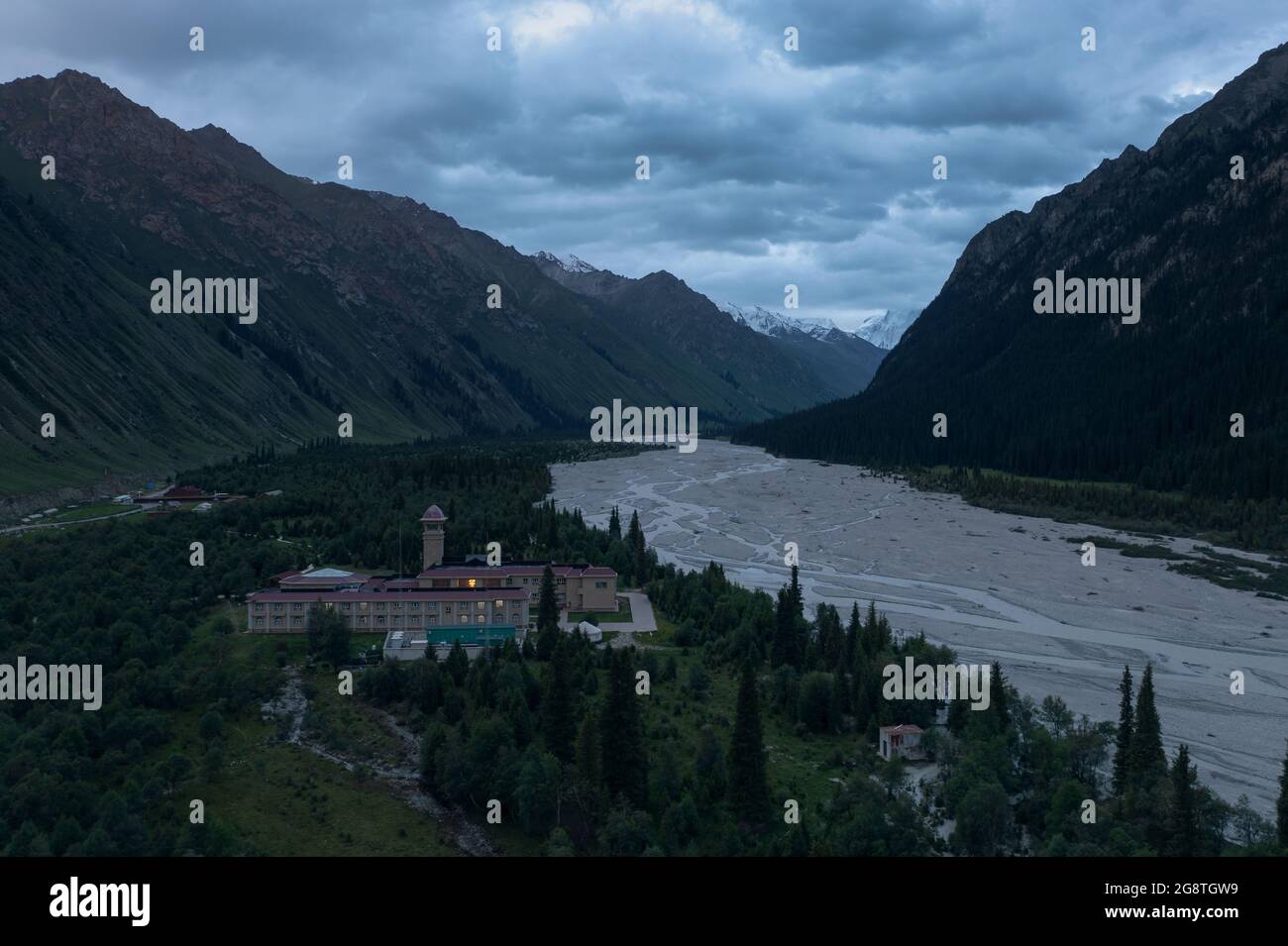 China xinjiang tianshan mountains hi-res stock photography and images ...