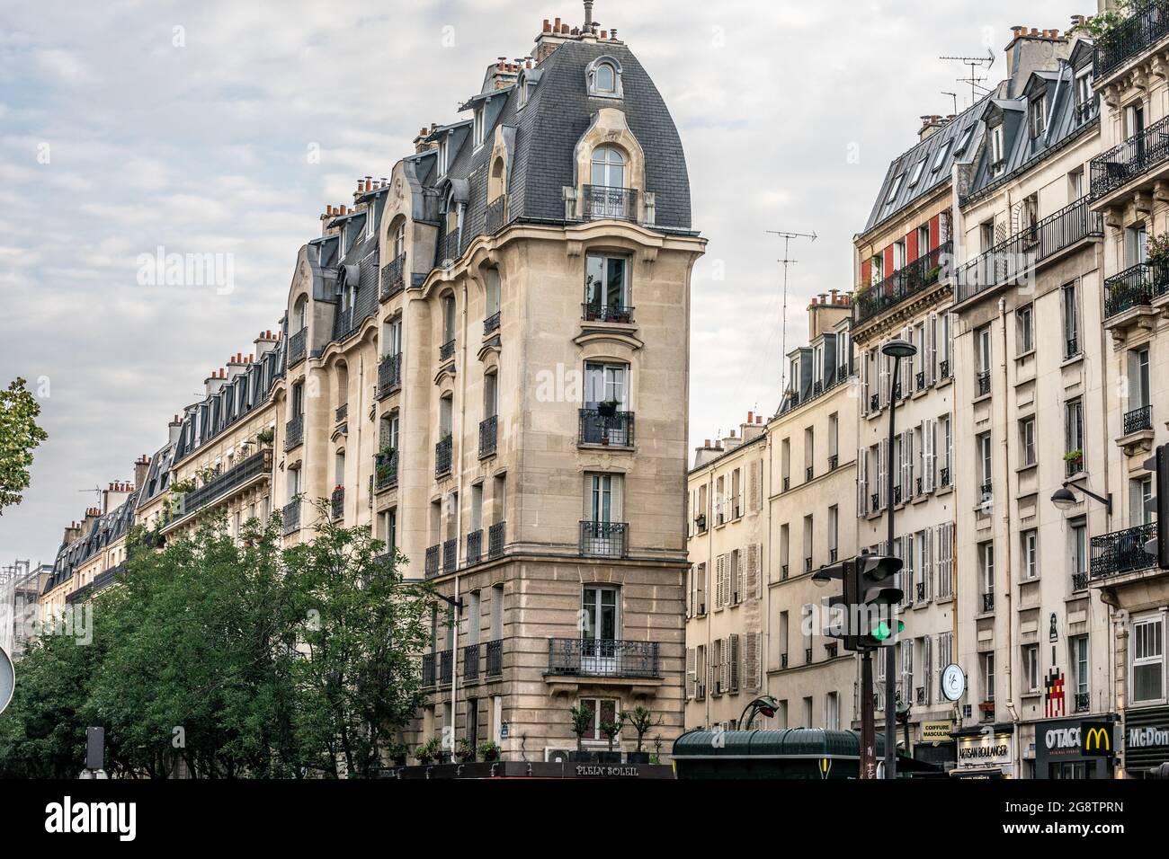Streets and buildings in Paris Stock Photo - Alamy