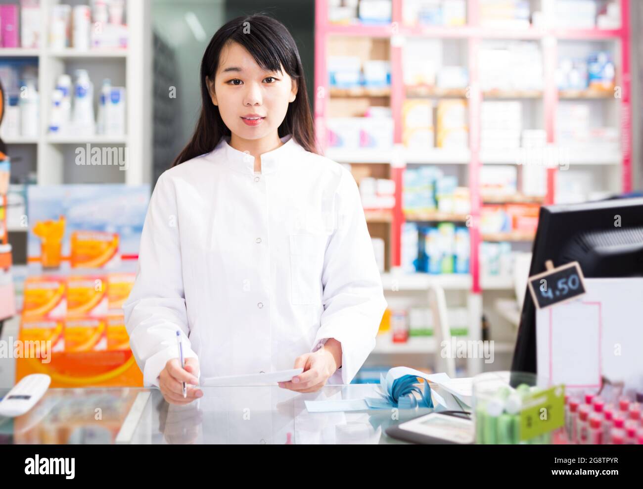 Chinese woman pharmacist working in pharmacy Stock Photo - Alamy