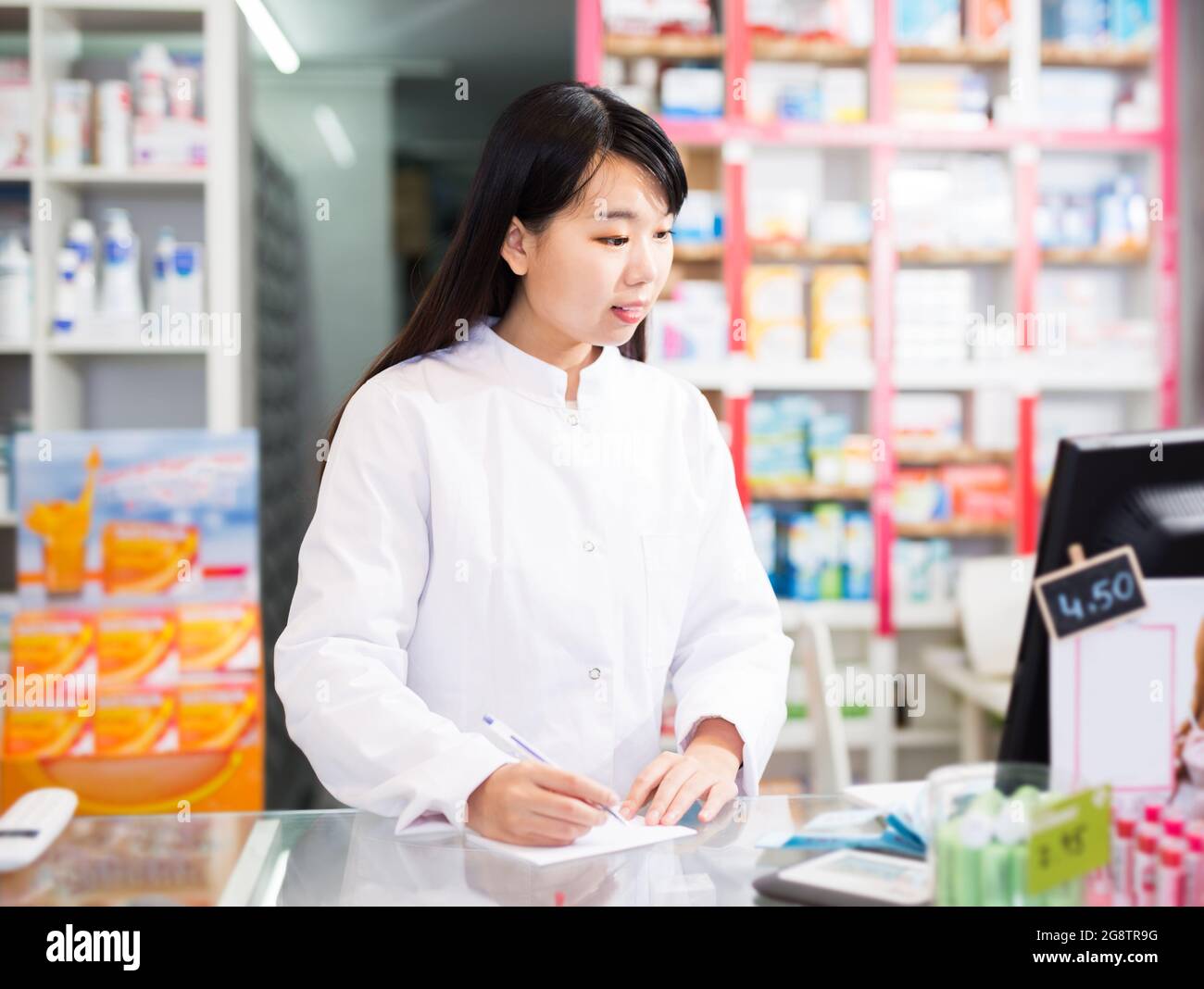 Chinese woman pharmacist working in pharmacy Stock Photo - Alamy