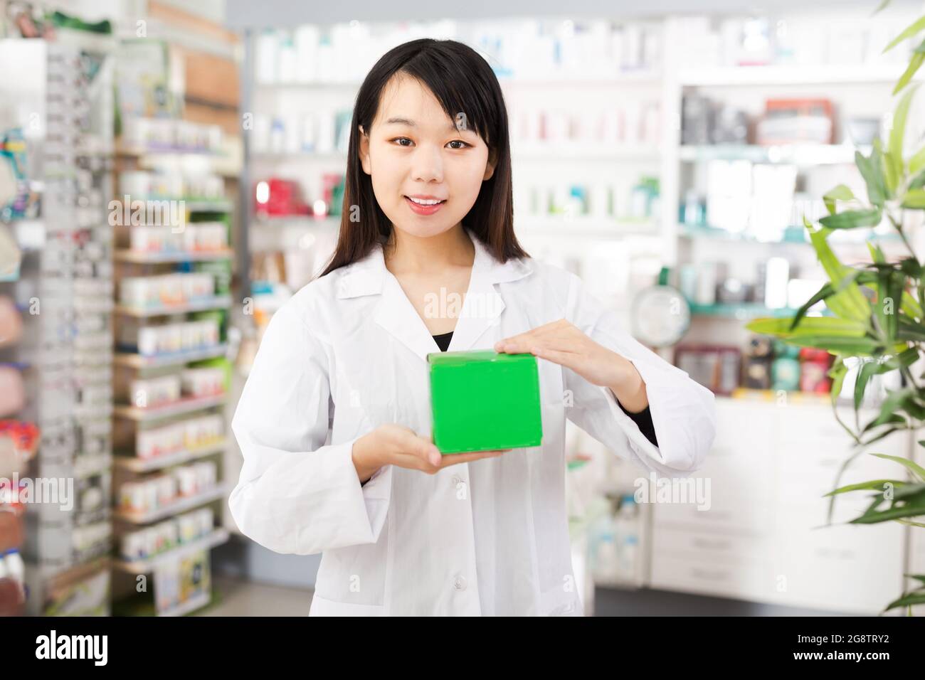 Chinese female pharmacist demonstrating medicines Stock Photo - Alamy