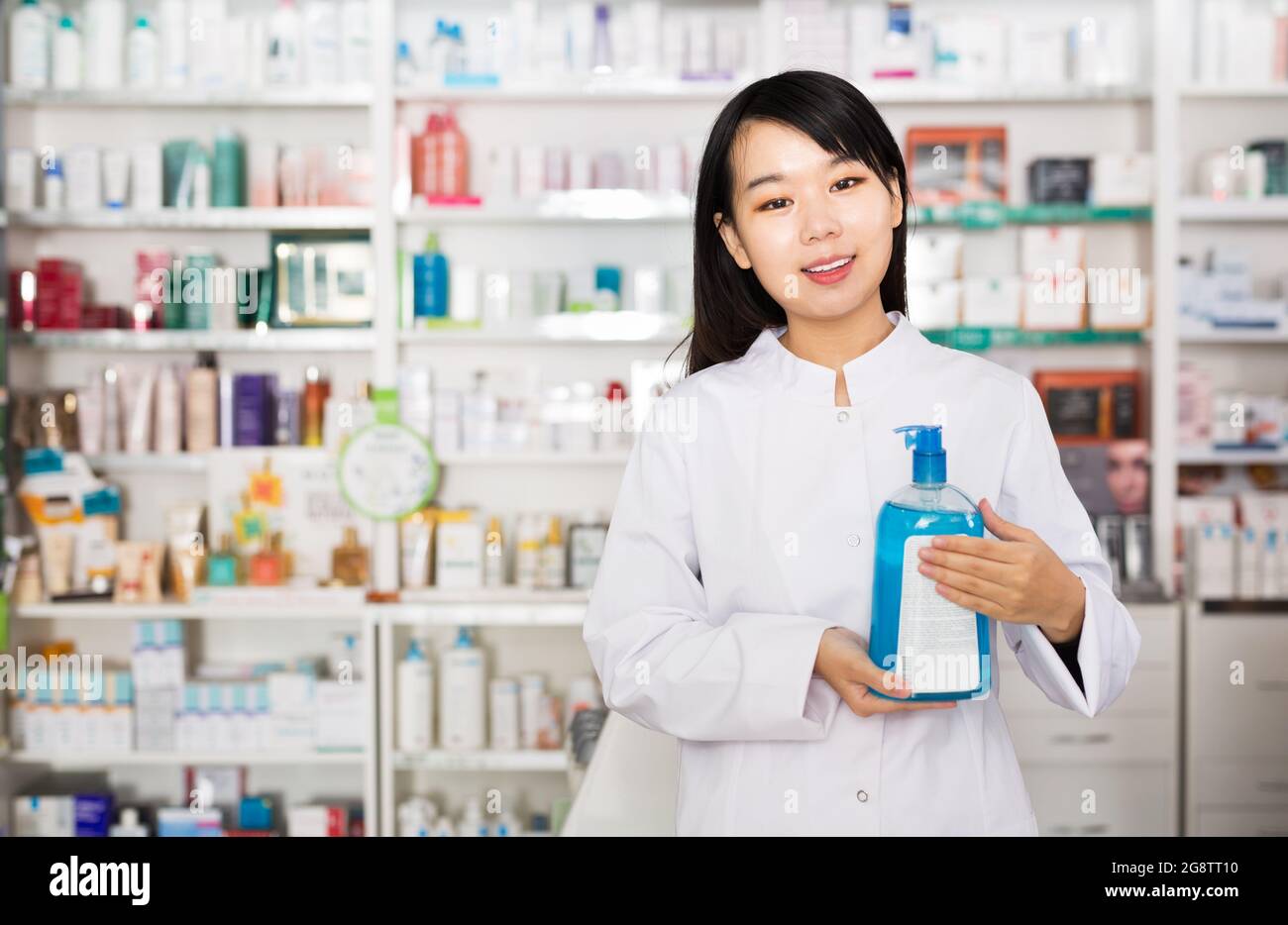 Chinese female pharmacist demonstrating medicines Stock Photo - Alamy