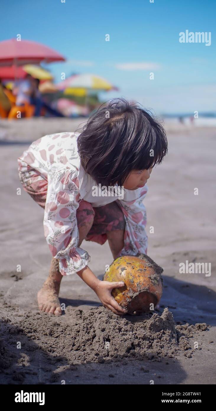 Head in sand hi-res stock photography and images - Alamy