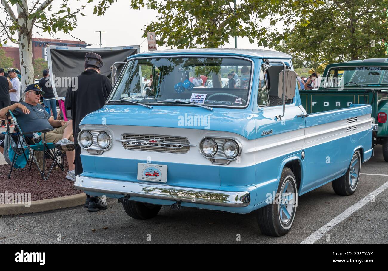 Two tone parking hi-res stock photography and images - Alamy