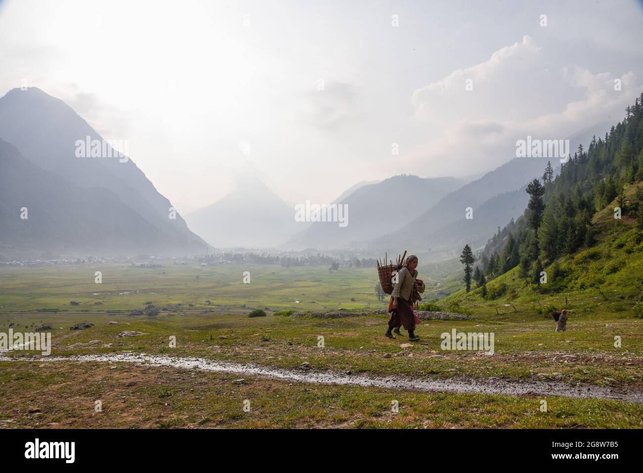 Gilgit woman, pakistan hi-res stock photography and images - Alamy