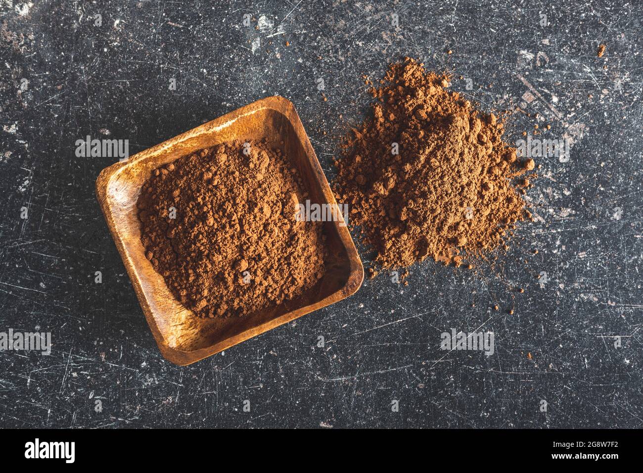 Cocoa powder in wooden bowl. Top view Stock Photo - Alamy