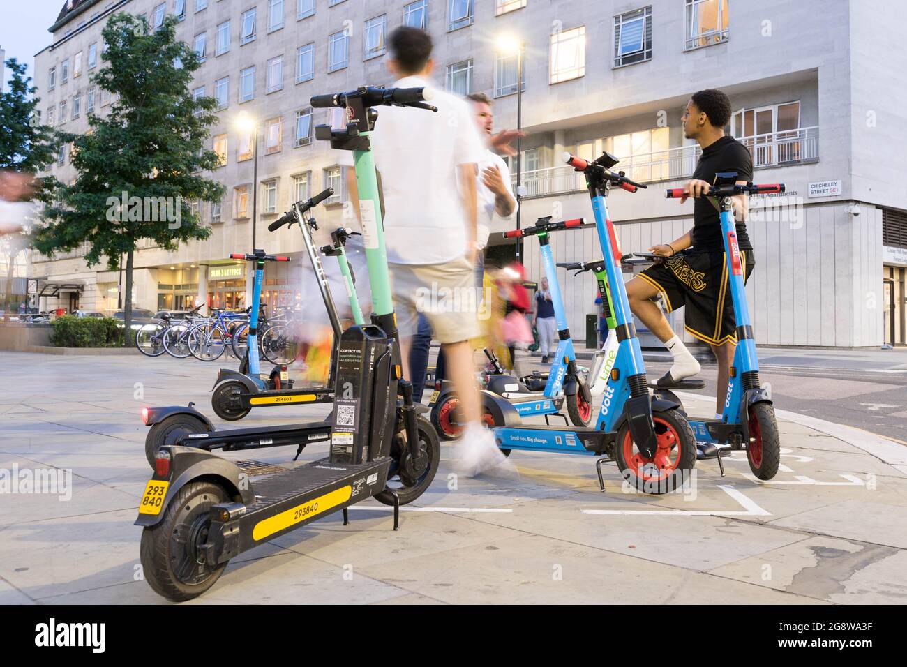 London escooter hi-res stock photography and images - Alamy