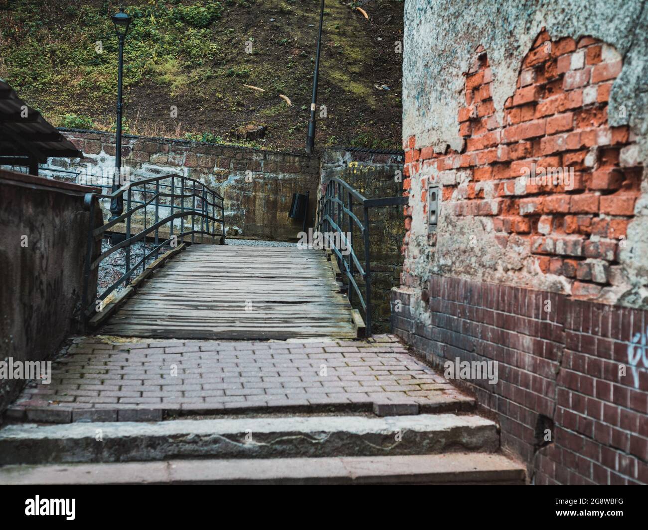 Red brick footbridge hi-res stock photography and images - Alamy