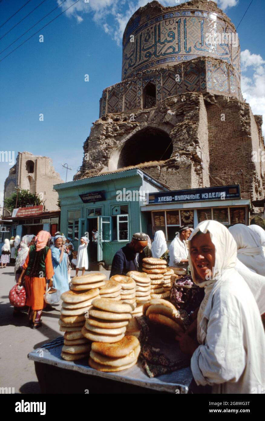 Ruins of Bibi-Khanym Mosque Dome in Samarkand, and the market aroud it ...