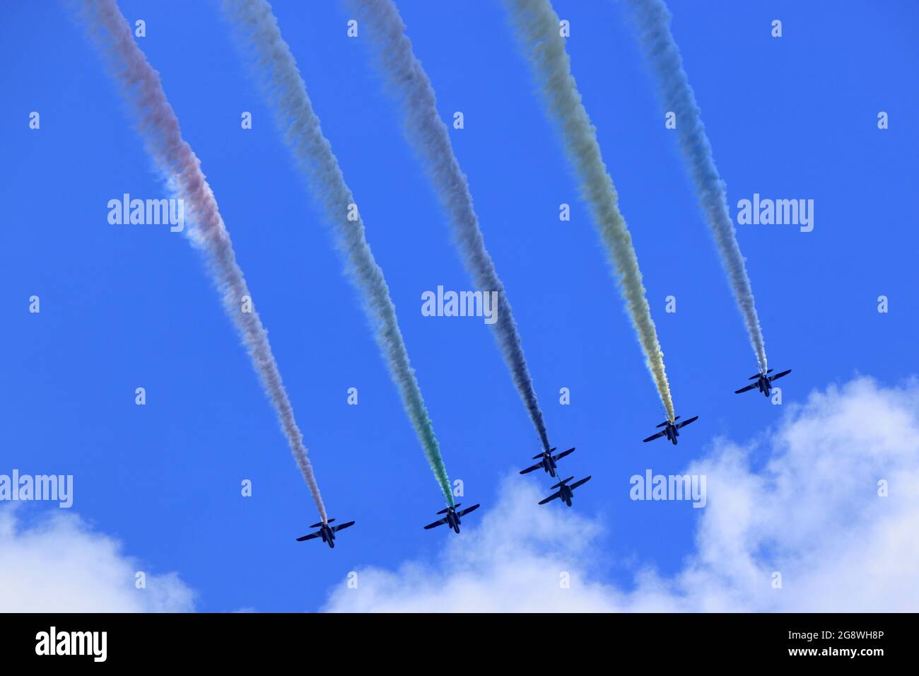 The Japanese Air Self-Defense Force's Blue Impulse aerobatic team flies ...