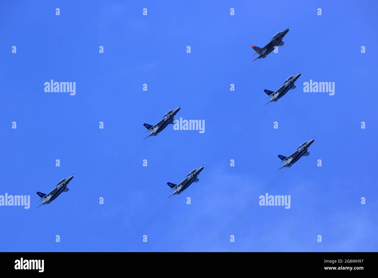 The Japanese Air Self-Defense Force's Blue Impulse aerobatic team flies ...