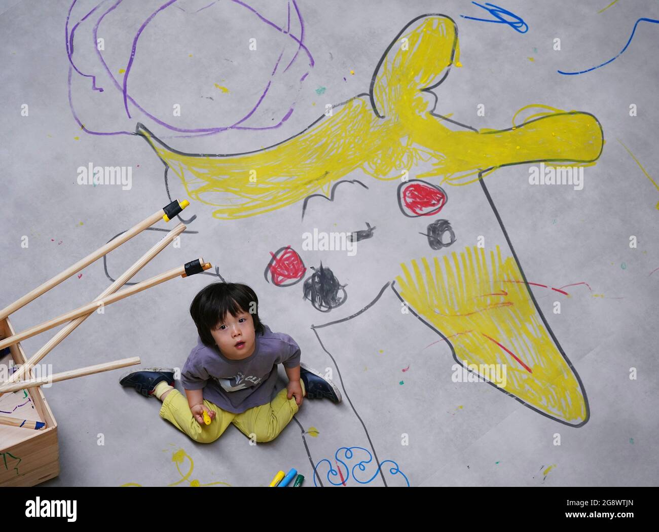 Children interact with Mega Please Draw Freely by artist Ei Arakawa ...