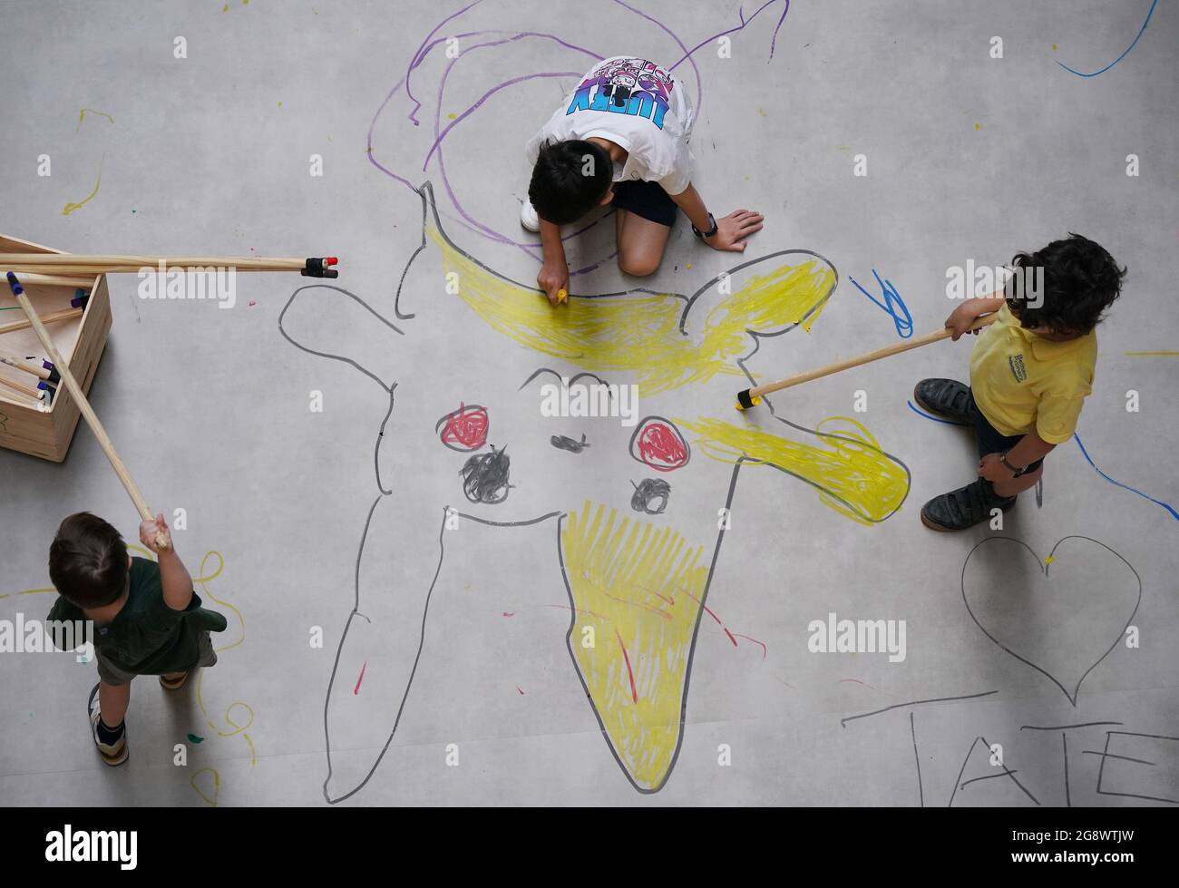 Children interact with Mega Please Draw Freely by artist Ei Arakawa ...