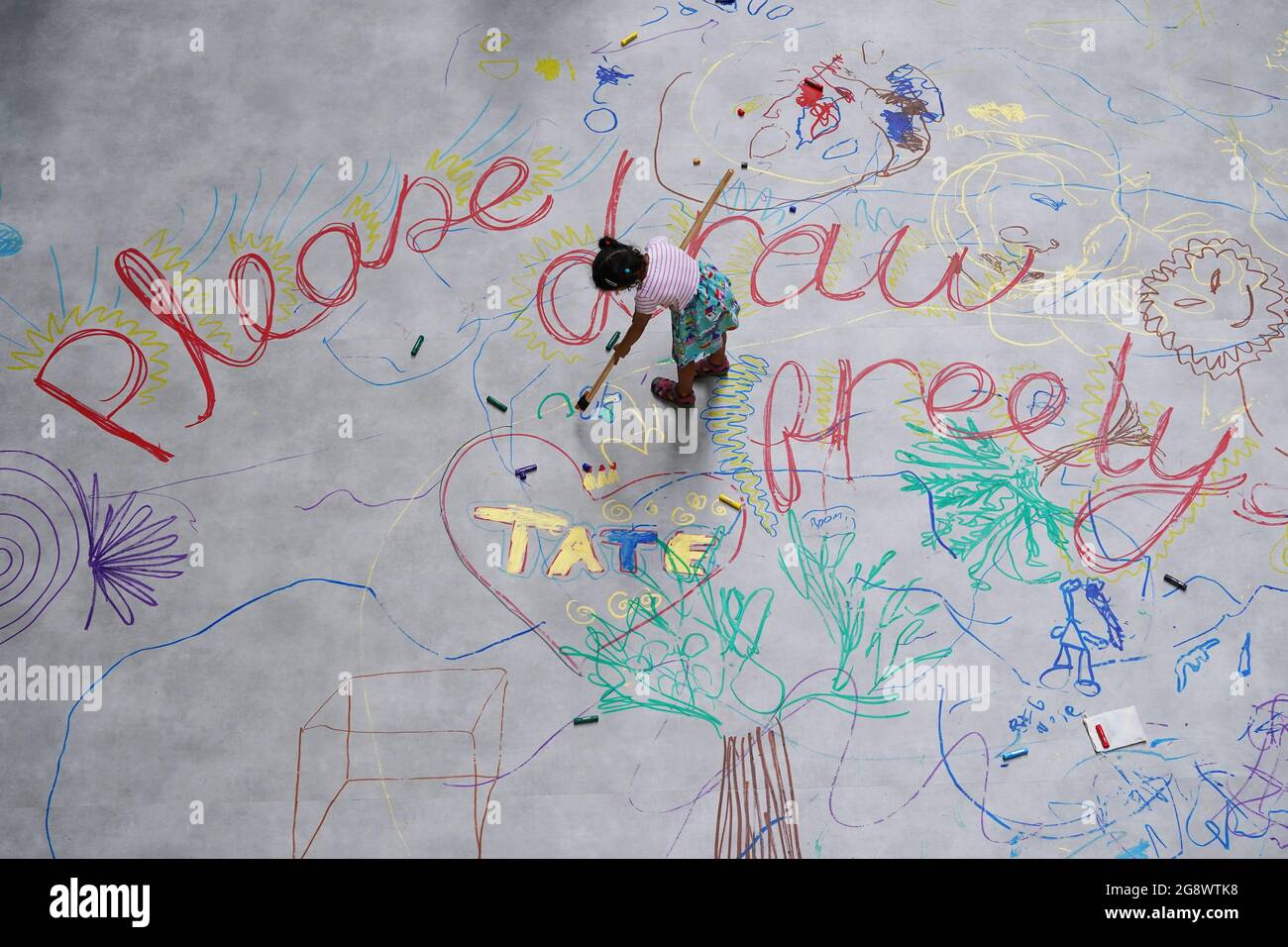 Children interact with Mega Please Draw Freely by artist Ei Arakawa ...