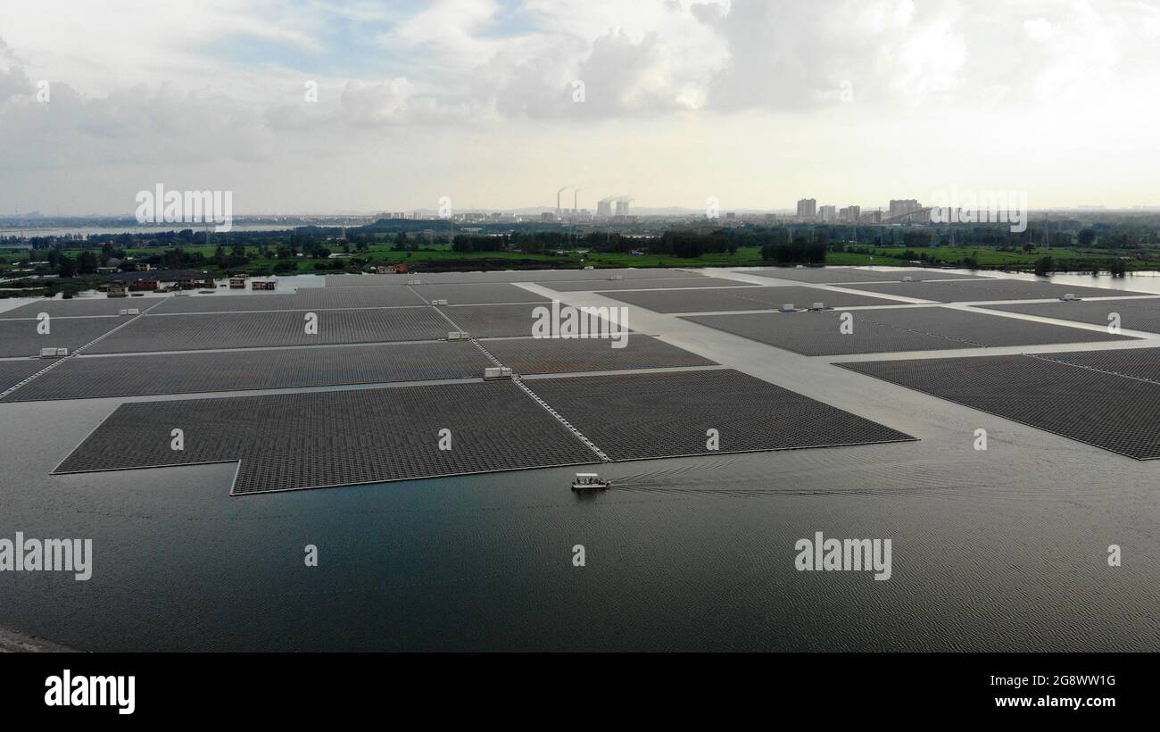 Floating solar farm xinhua hi-res stock photography and images - Alamy