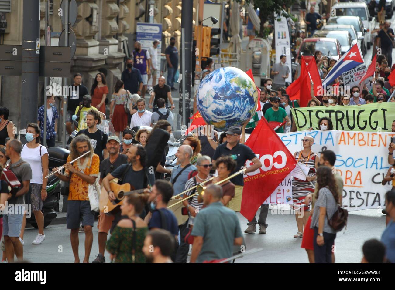Napoli, Italy. 22nd July, 2021. Protesters in the square in Naples ...