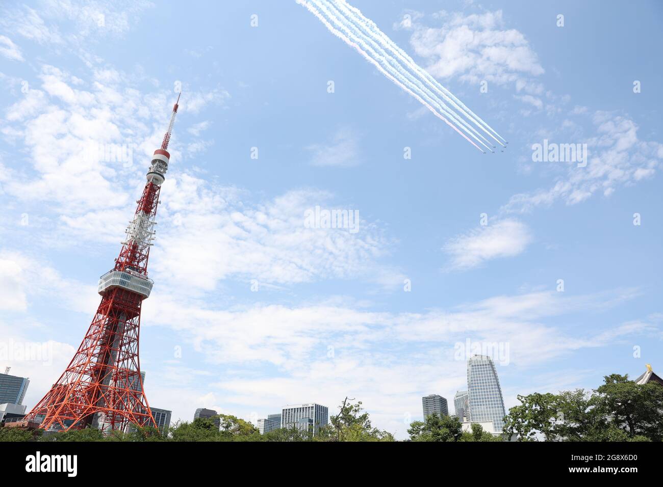 The Japanese Air Self-Defense Force's Blue Impulse aerobatic team flies ...