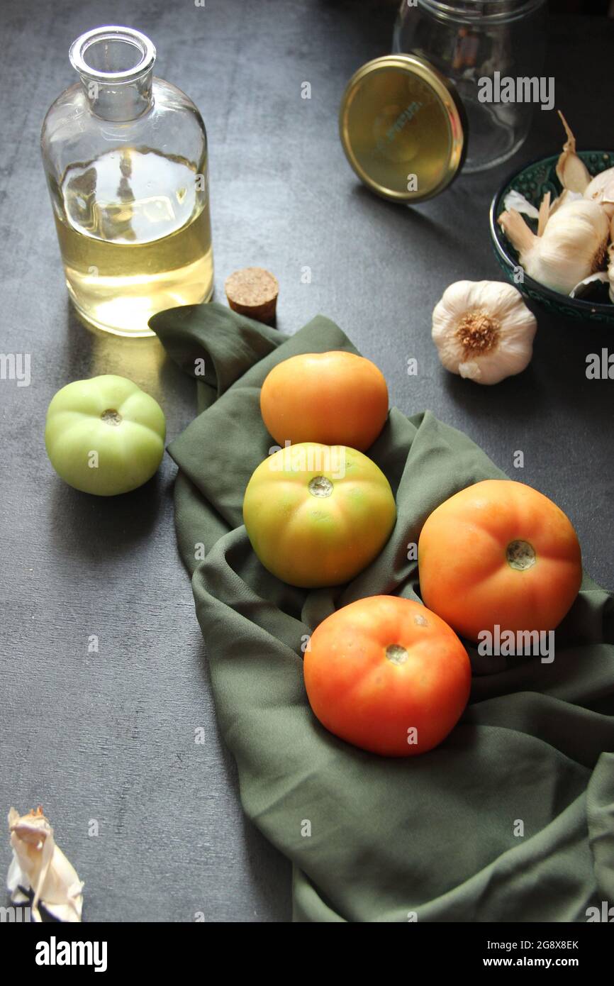 Different stages of tomatoes from all green to red Stock Photo - Alamy