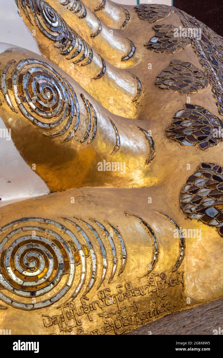 Close up reclining buddhas golden hi-res stock photography and images ...
