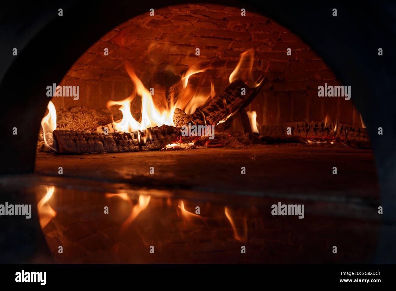 Fire burning inside a pizza oven hi-res stock photography and images ...