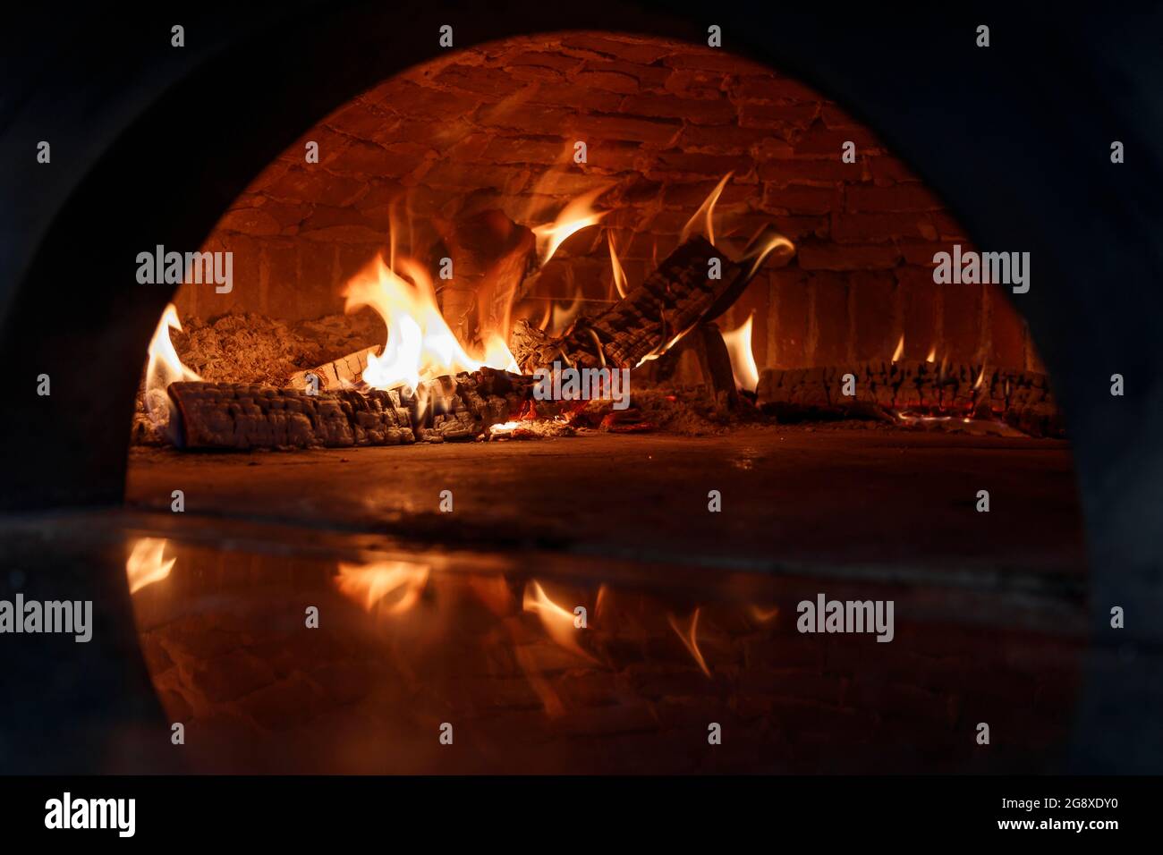 Fire burning inside a pizza oven hi-res stock photography and images ...