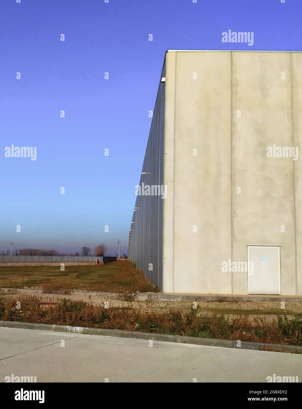 Modern warehouse exterior hi-res stock photography and images - Alamy