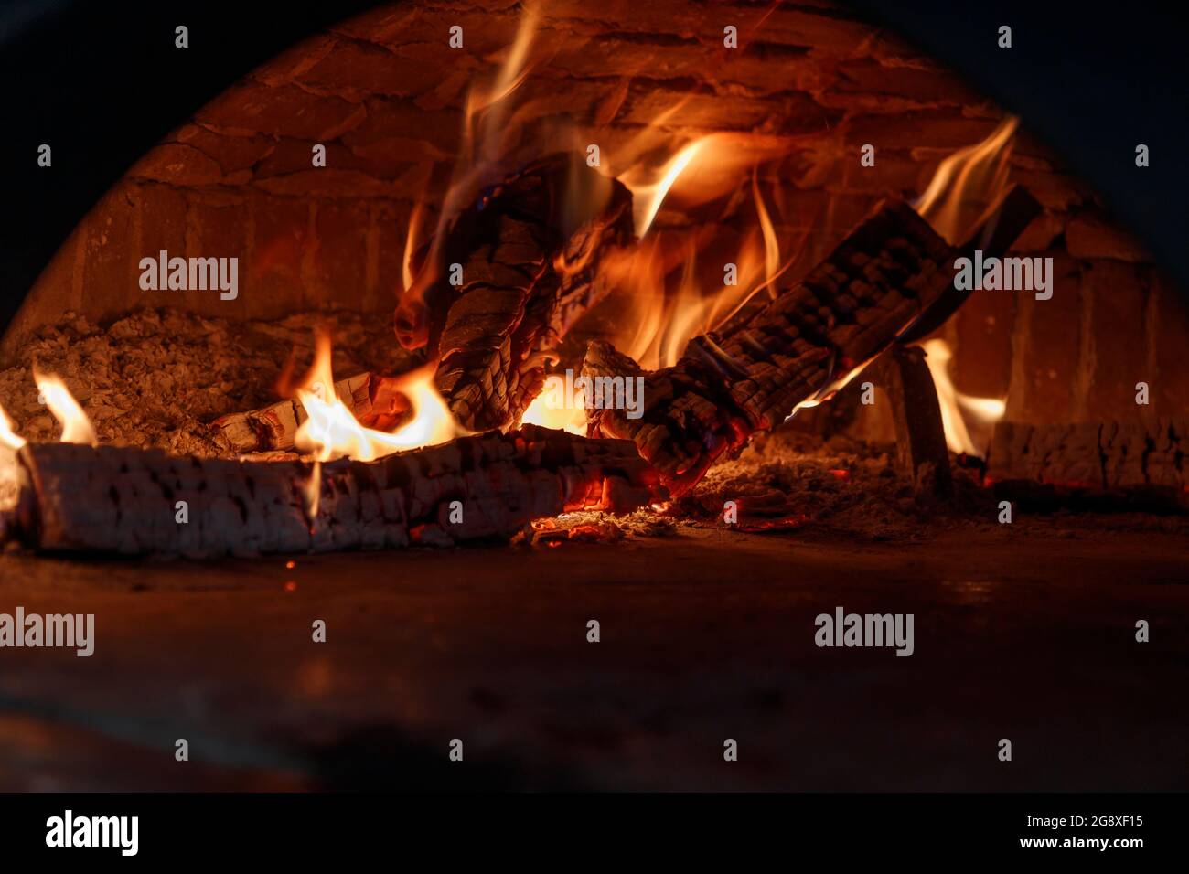Fire burning inside a pizza oven hi-res stock photography and images ...