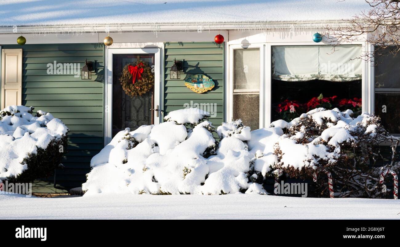 Snow covered house front yard hi-res stock photography and images - Alamy