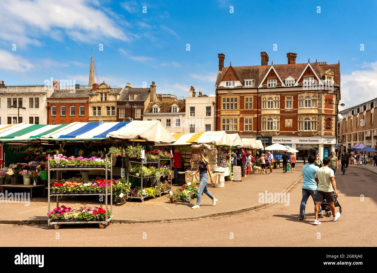 CAMBRIDGE ENGLAND MARKET SQUARE AND FLOWER STALLS IN SUMMER Stock Photo ...