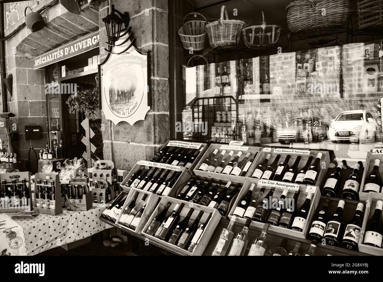 Cellar entrance in medieval french hi-res stock photography and images ...
