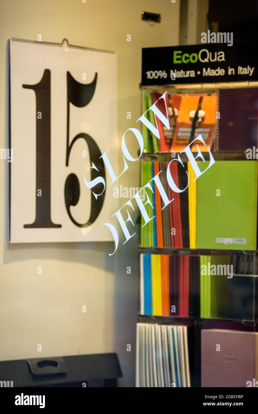 Slow office hi-res stock photography and images - Alamy