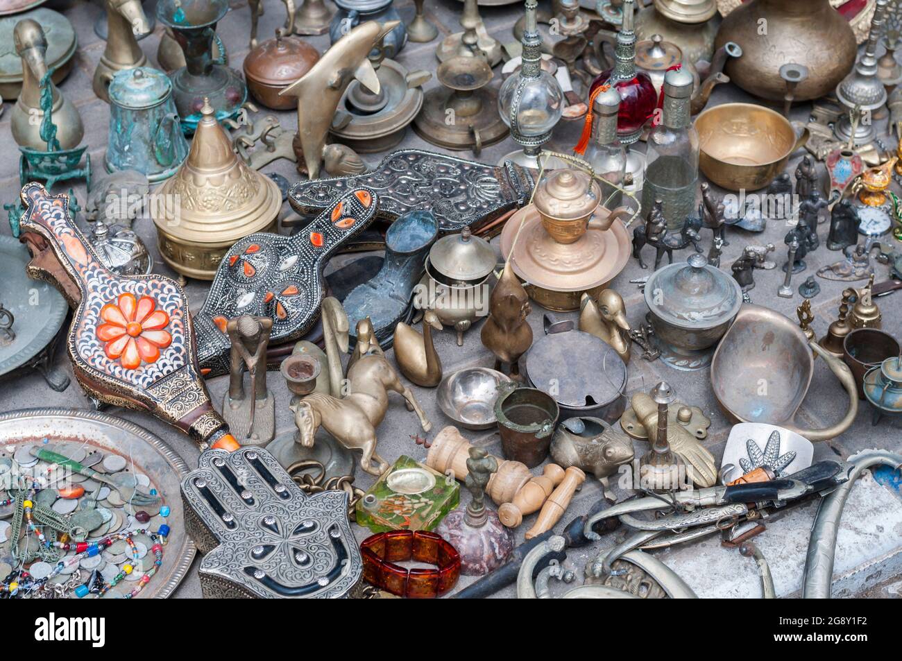 Oriental souvenirs in a souk Stock Photo - Alamy