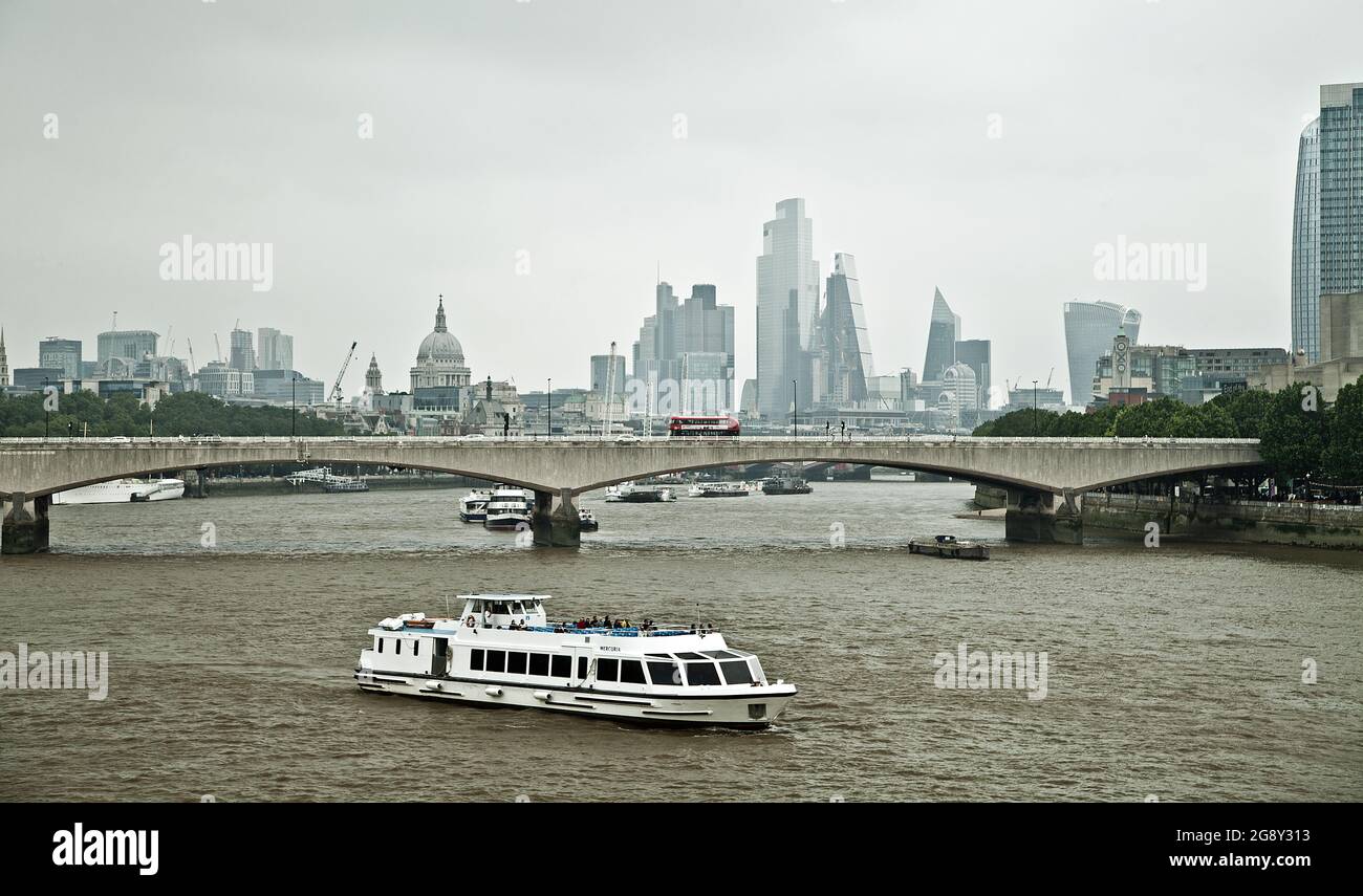 London floating church hi-res stock photography and images - Alamy