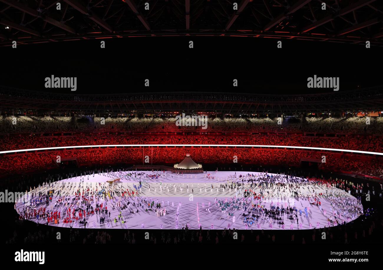 Athletes parade in olympics stadium hi-res stock photography and images ...