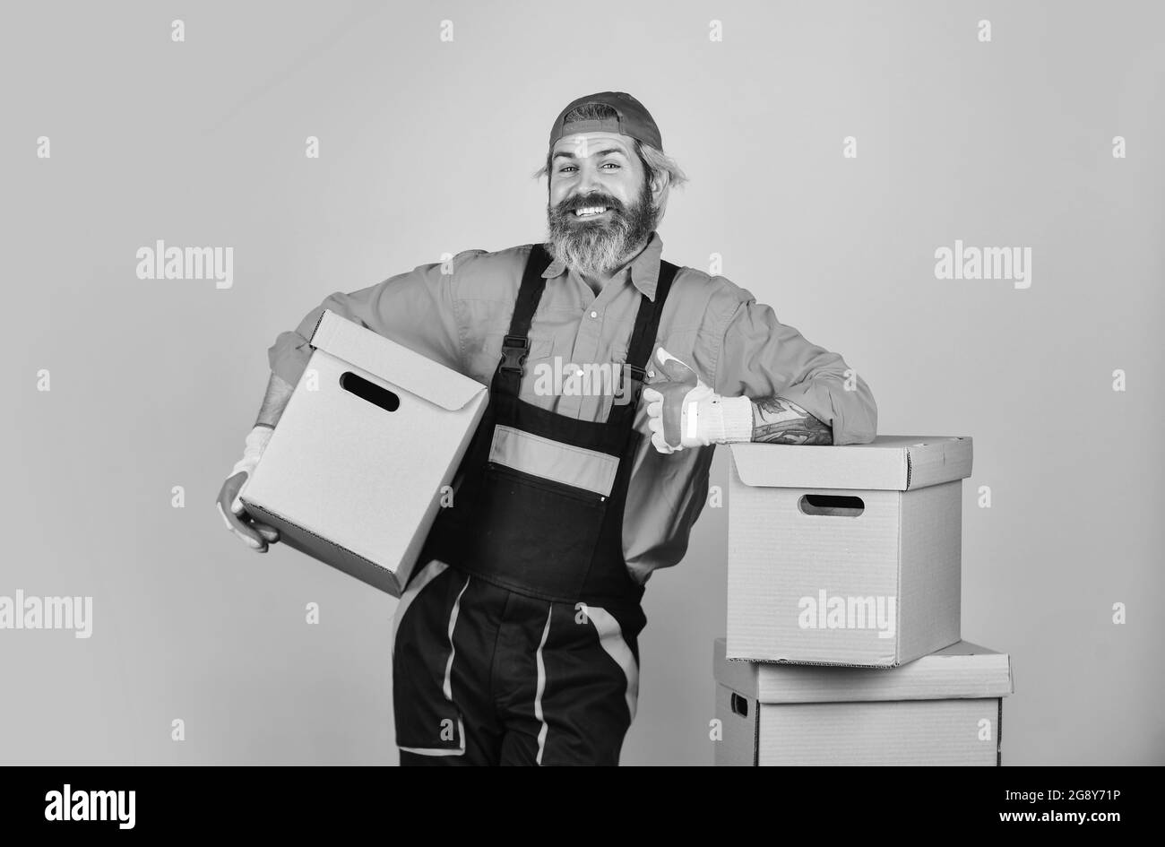 Man carrying heavy boxes moving house Black and White Stock Photos ...