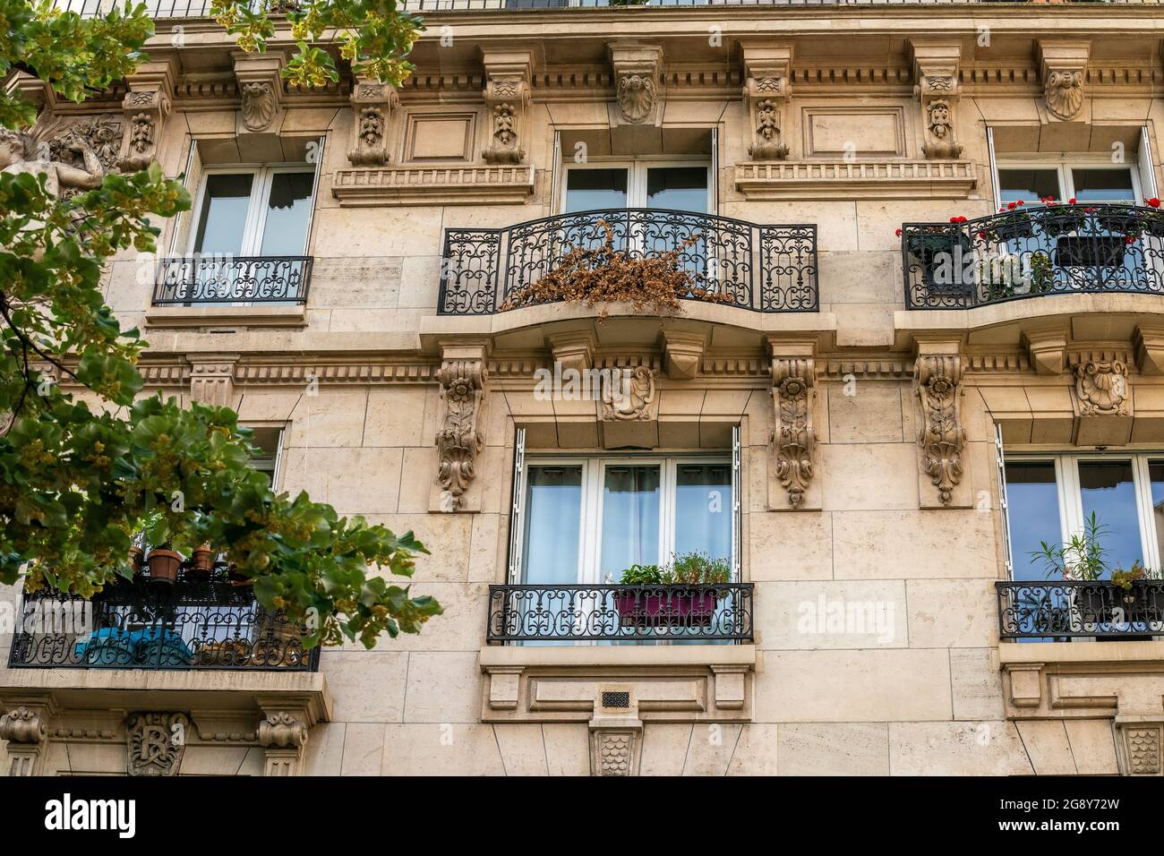 Paris france facade of buildings hi-res stock photography and images ...
