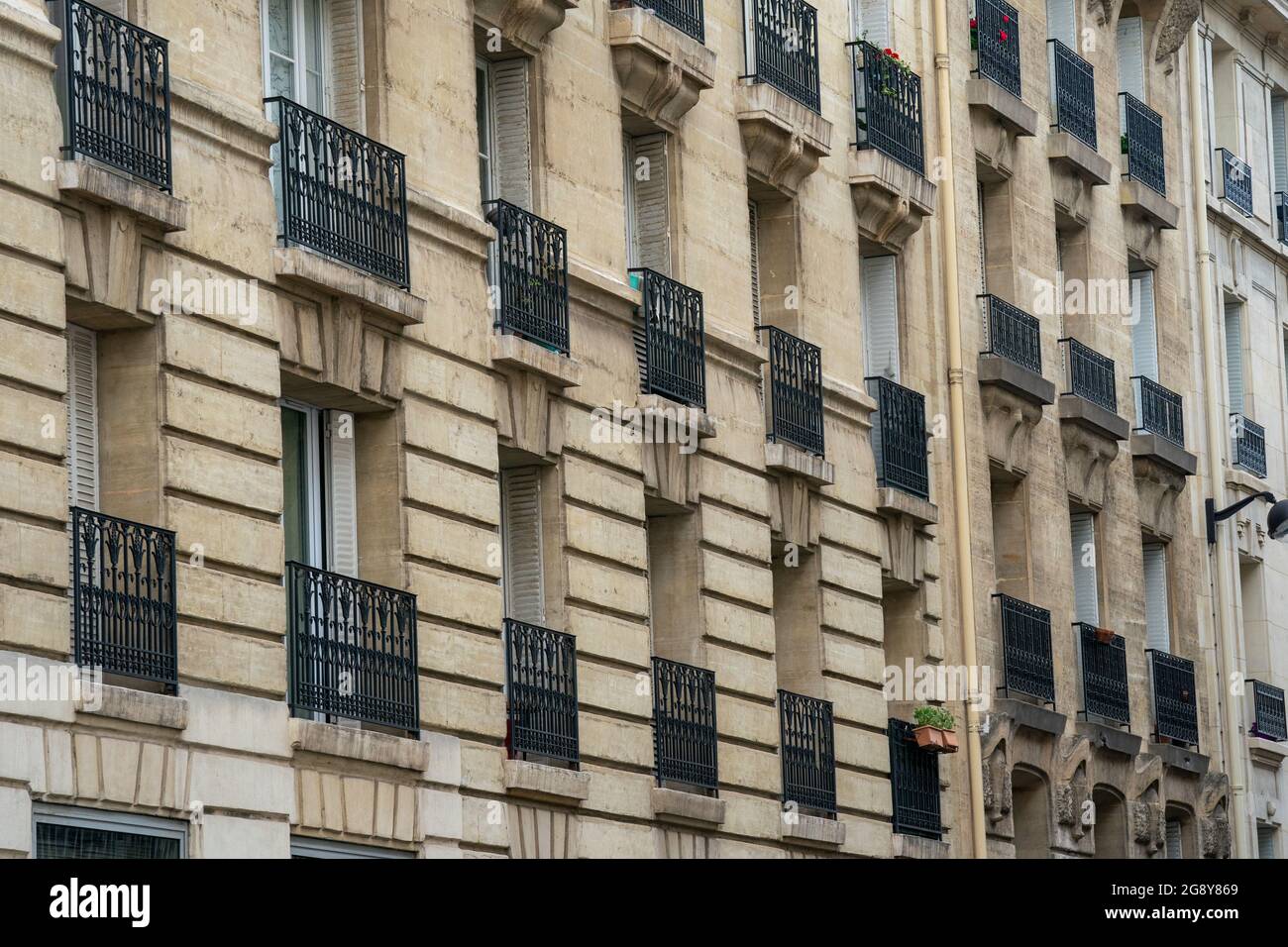 Paris buildings up close hi-res stock photography and images - Alamy