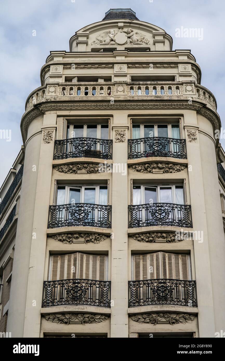 Paris buildings up close hi-res stock photography and images - Alamy
