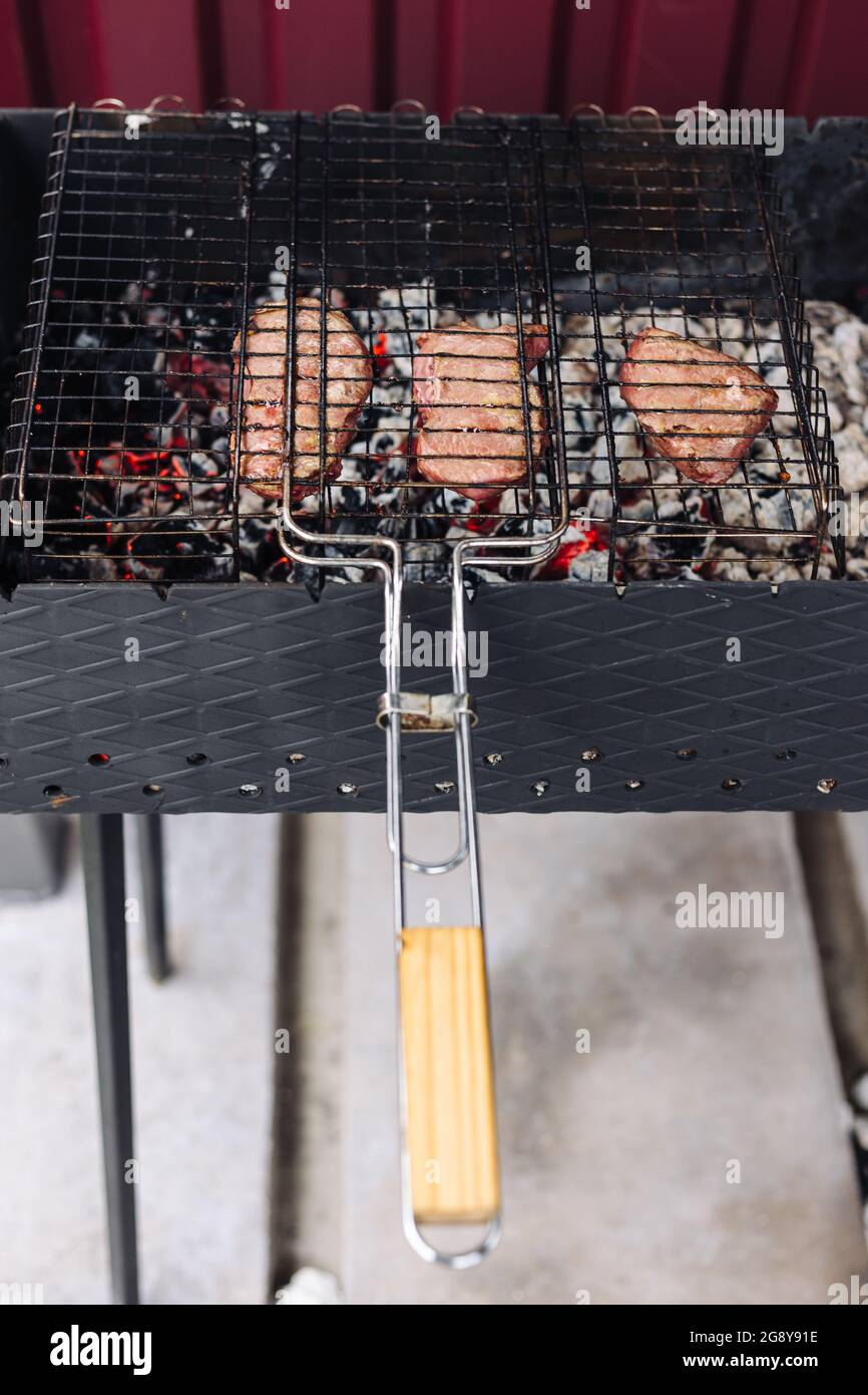 The steak is grilled. Steak on the wire rack Stock Photo - Alamy