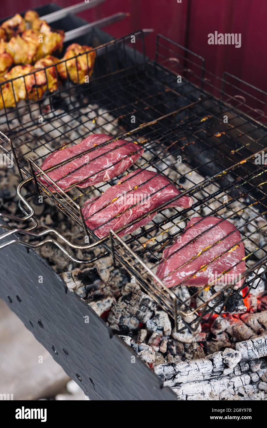 The steak is grilled. Steak on the wire rack Stock Photo - Alamy