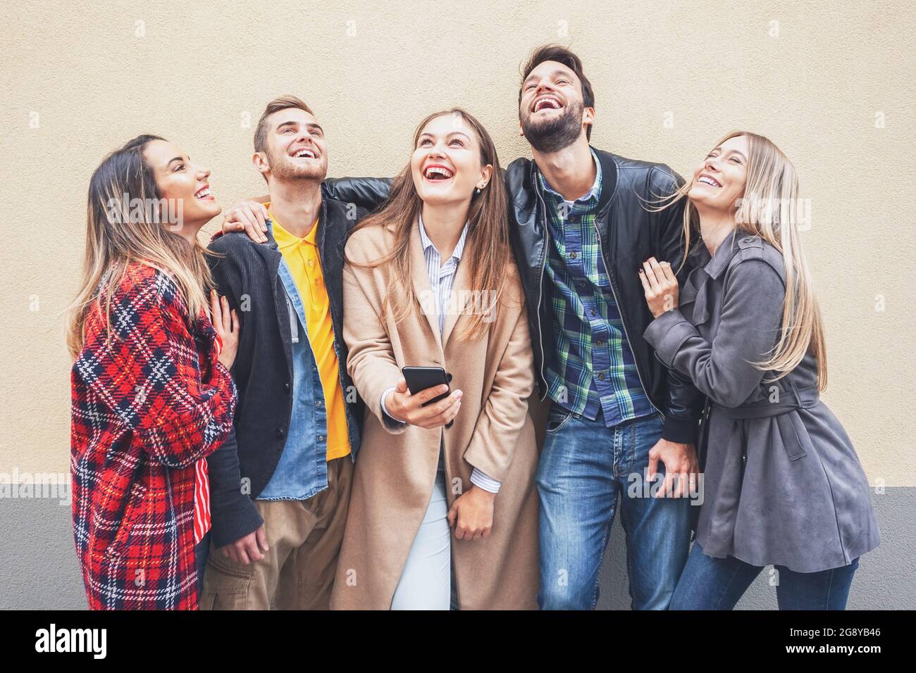 Group of teenagers using phone hi-res stock photography and images - Alamy
