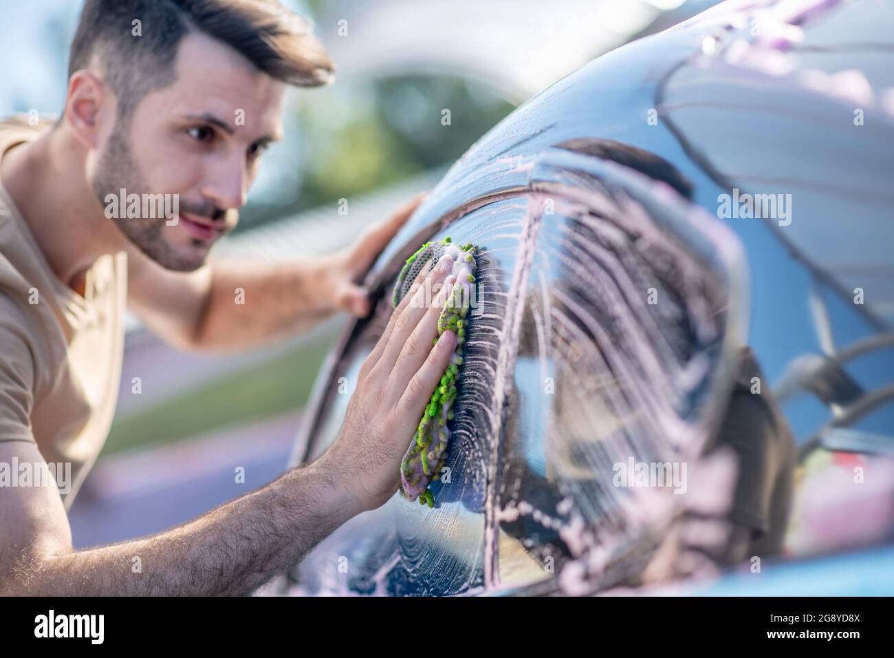 Man wiping car hi-res stock photography and images - Alamy